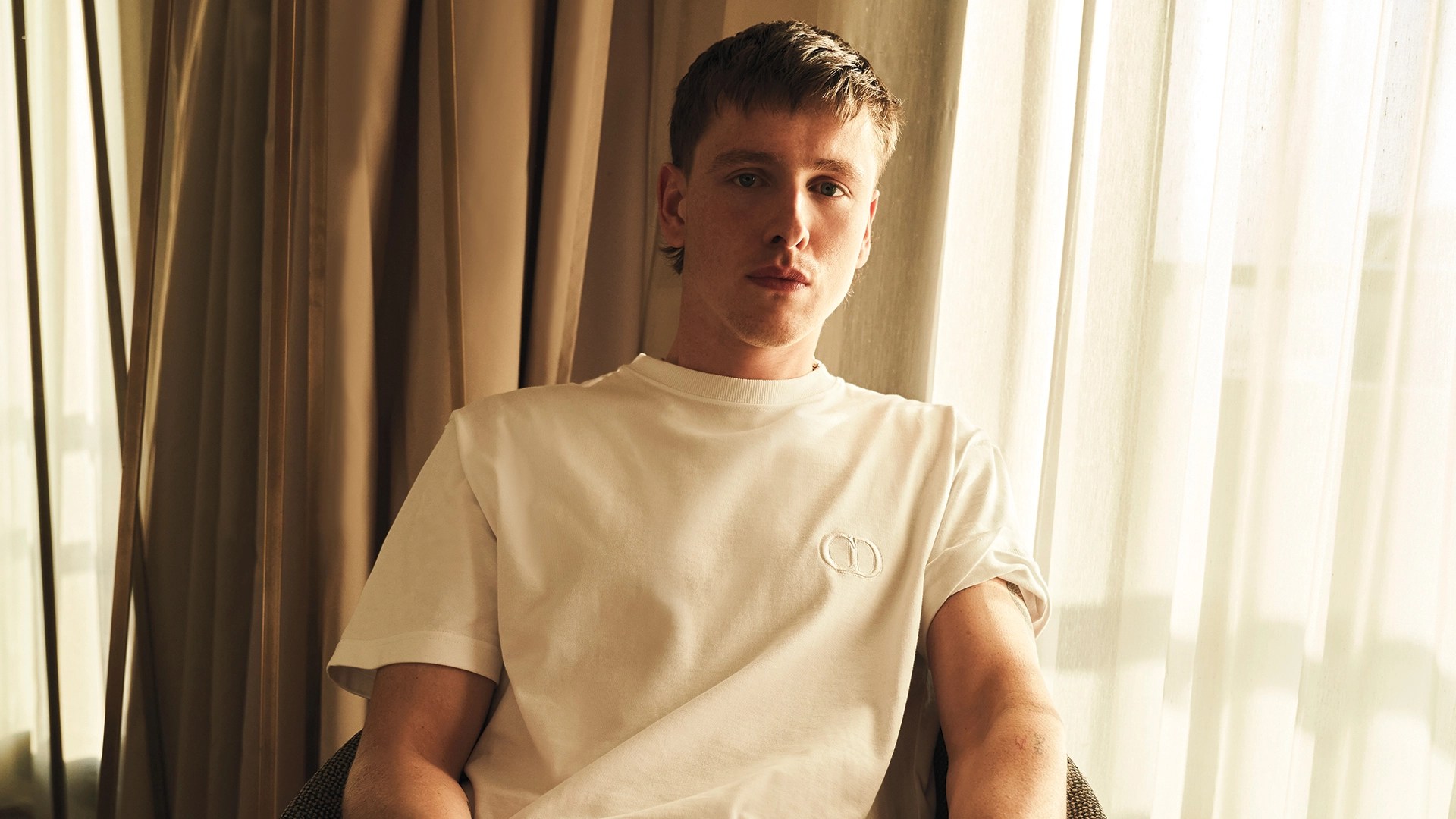 Harris Dickinson nos cuenta todo sobre El triángulo de la tristeza ...